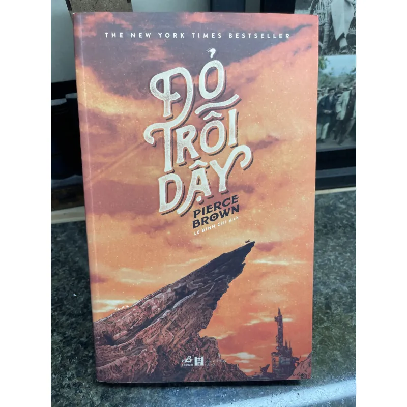 Đỏ Trỗi Dậy Pierce Brown - Oreka.vn